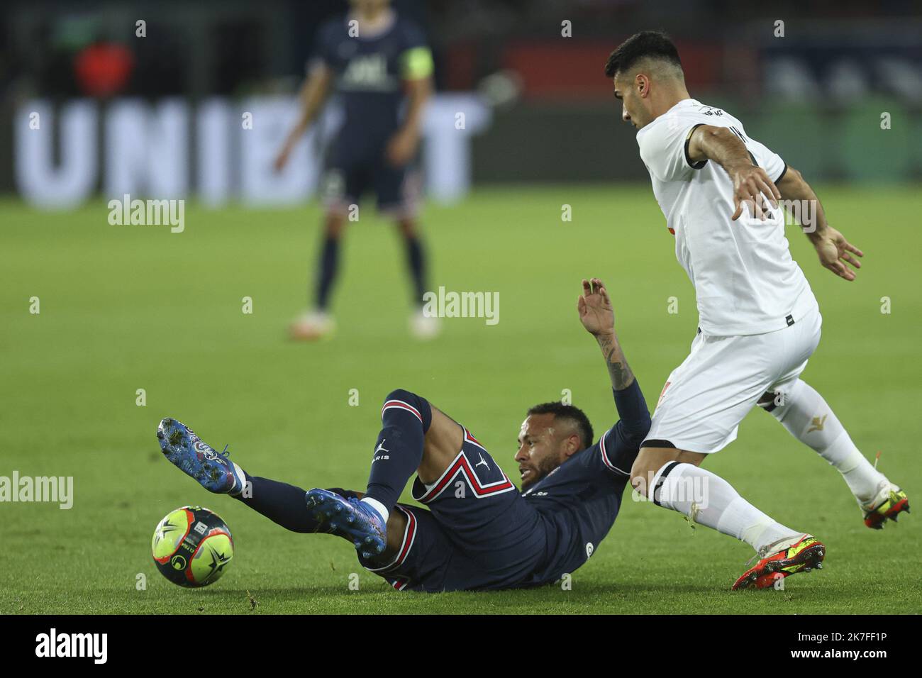 ©Sebastien Muylaert/MAXPPP - Neymar Jr of Paris Saint-Germain fight for ...
