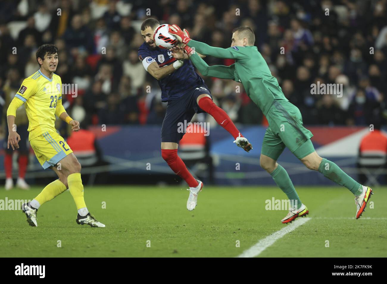 ©Sebastien Muylaert/MAXPPP - Karim Benzema of France fights for the ...
