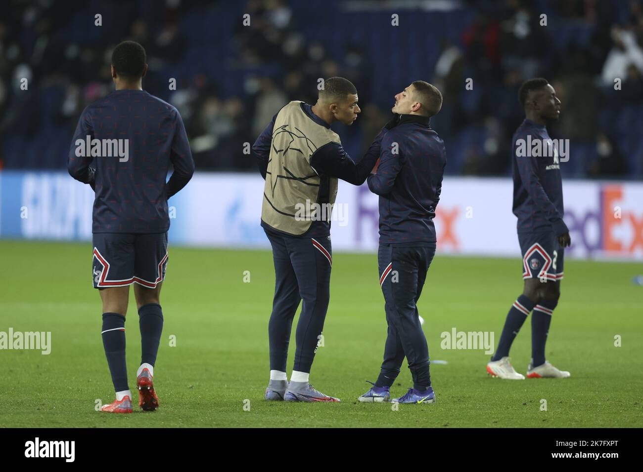©Sebastien Muylaert/MAXPPP - Kylian Mbappe and Marco Verratti of Paris Saint-Germain warms up ...