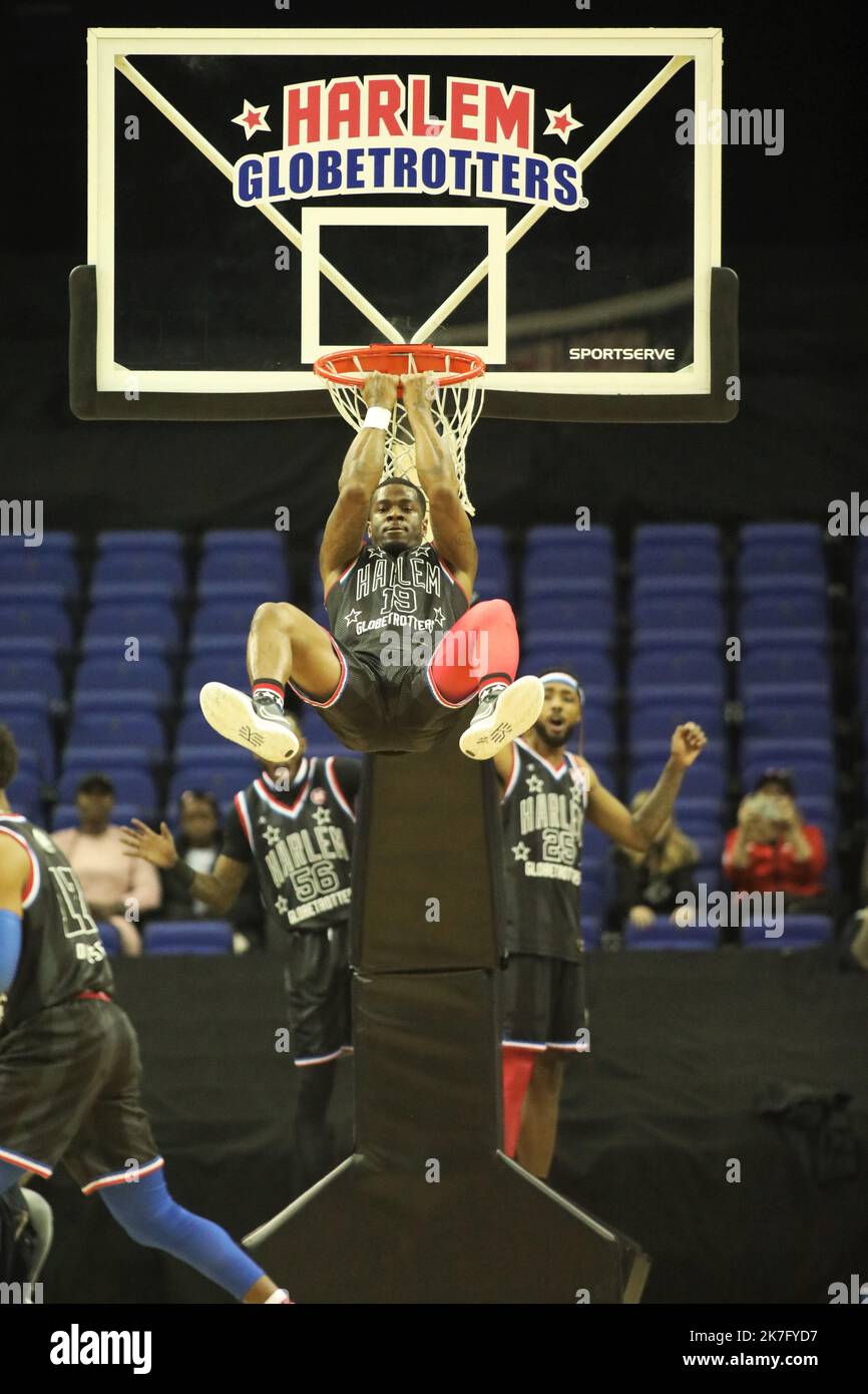 London, UK. 17th Oct, 2022. Flip White of the Harlem Globetrotters ...
