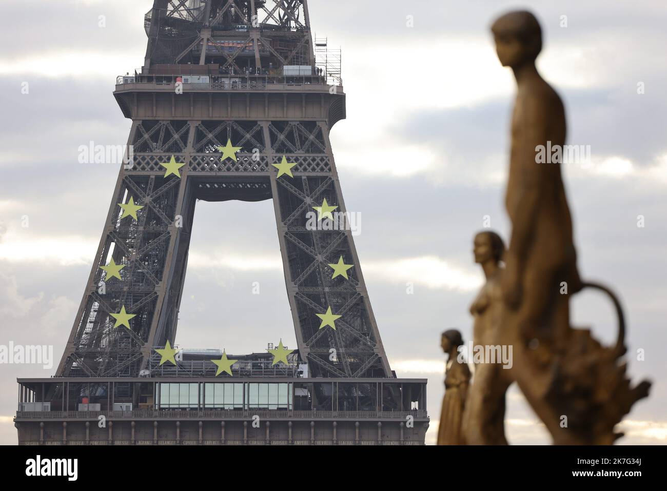 Drapeau sur la tour eiffel hi-res stock photography and images - Alamy