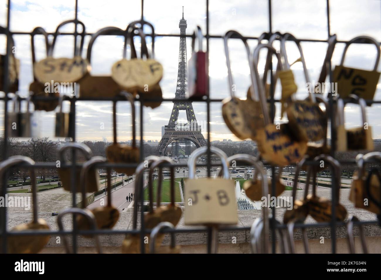 Drapeau sur la tour eiffel hi-res stock photography and images - Alamy