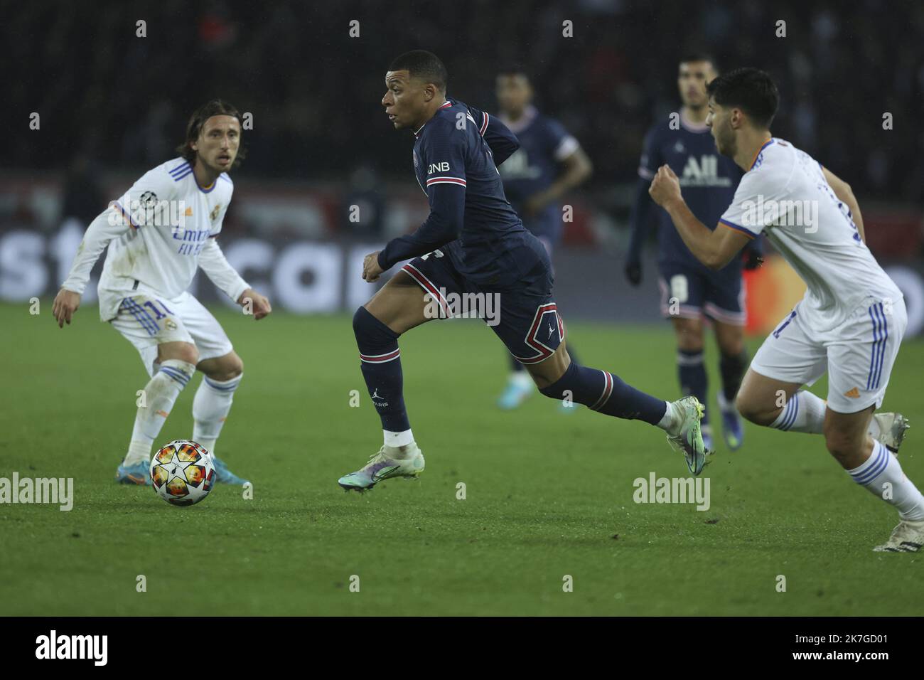 ©Sebastien Muylaert/MAXPPP - Paris 15/02/2022 Kylian Mbappe of Paris Saint Germain run with the ...