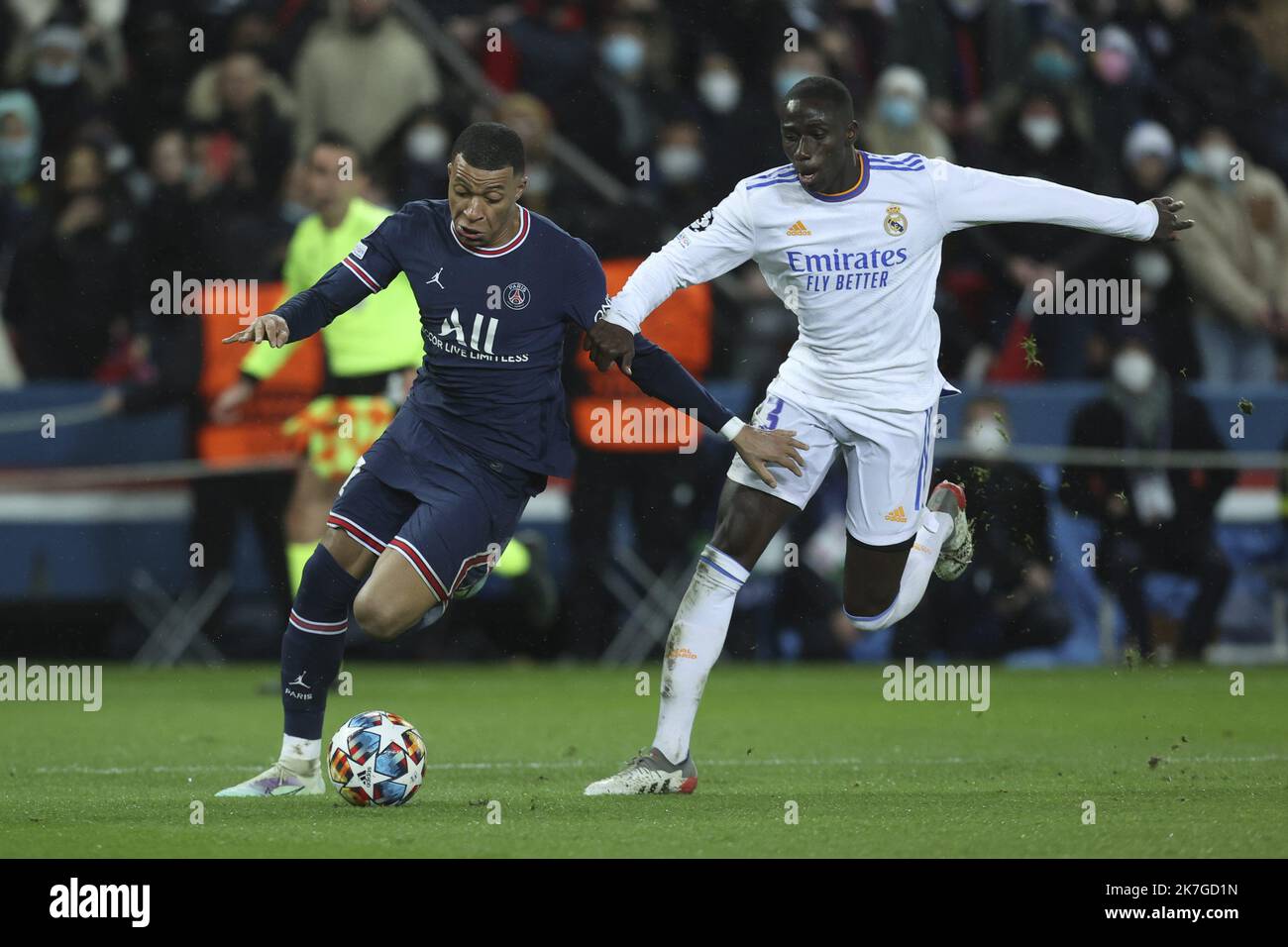 ©Sebastien Muylaert/MAXPPP - Paris 15/02/2022 Kylian Mbappe of Paris Saint Germain fights for ...