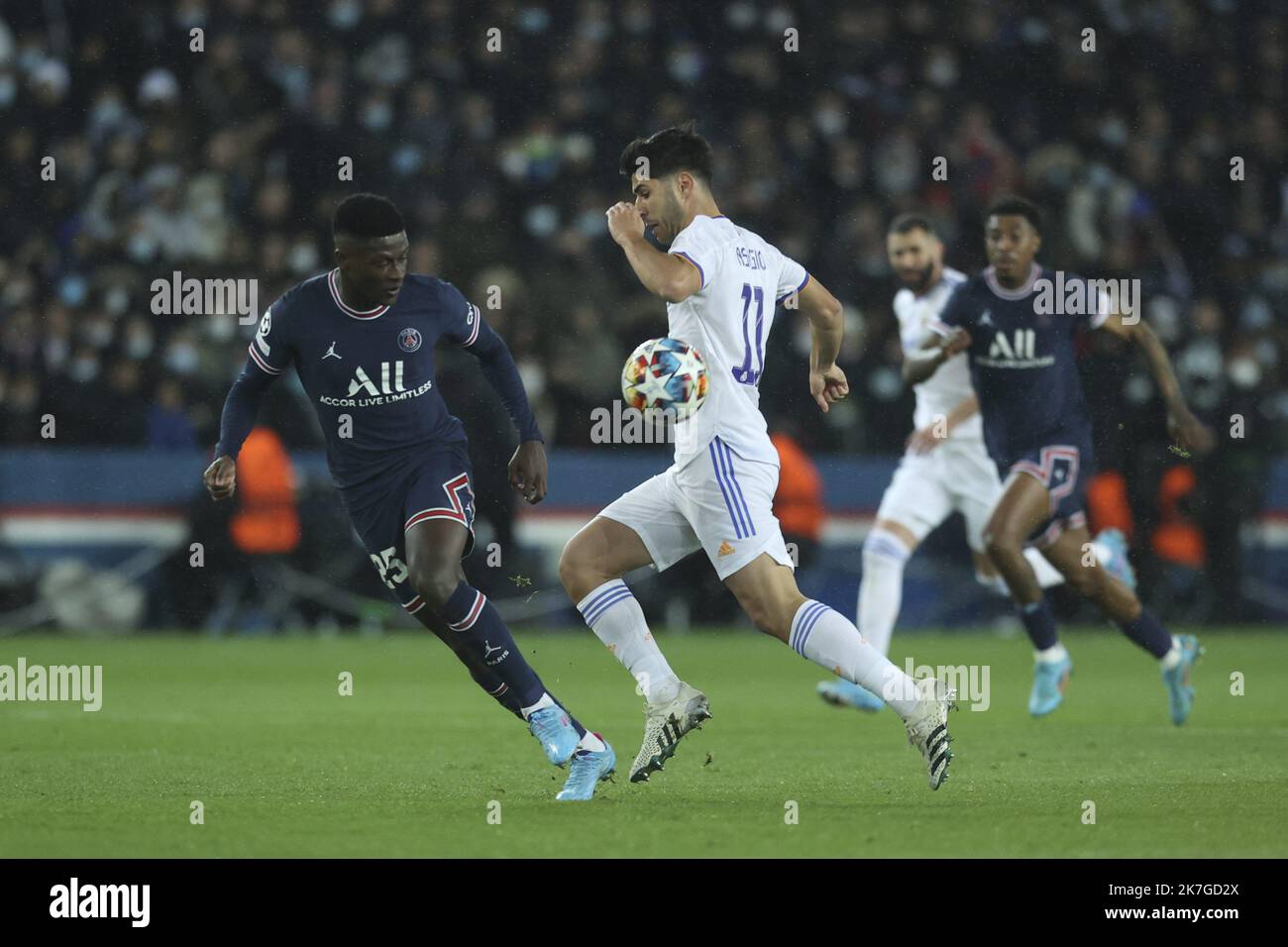 ©Sebastien Muylaert/MAXPPP - Paris 15/02/2022 Marco Asensio Willemsen of Real Madrid fights for ...
