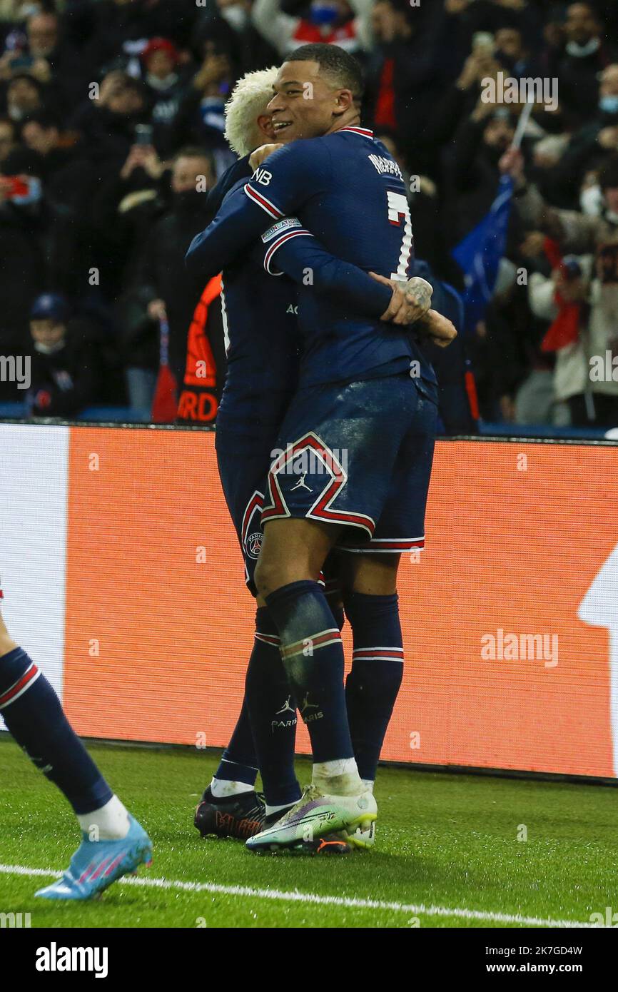 ©Sebastien Muylaert/MAXPPP - Paris 15/02/2022 Kylian Mbappe and Neymar Jr of Paris Saint Germain ...