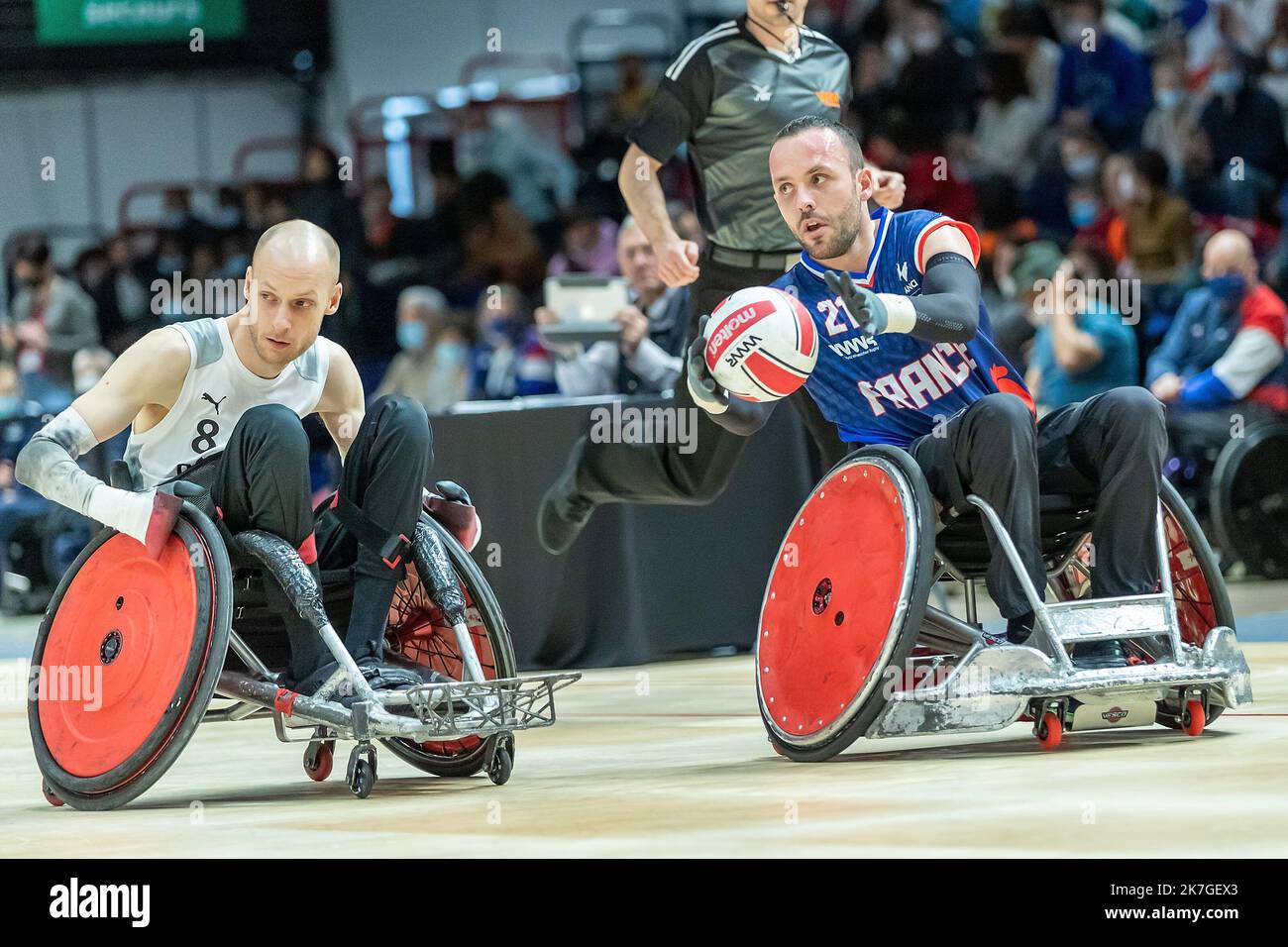 ©Denis TRASFI/MAXPPP - (C) Denis TRASFI / MAXPPP - à Paris à la Halle ...