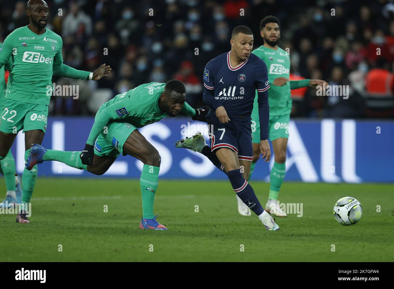 ©Sebastien Muylaert/MAXPPP - Paris 26/02/2022 Kylian Mbappe of Paris Saint-Germain fights for ...