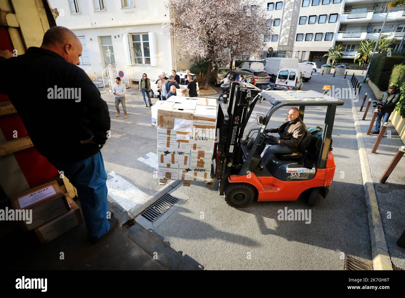 Produits alimentaires essentiels hi-res stock photography and images ...