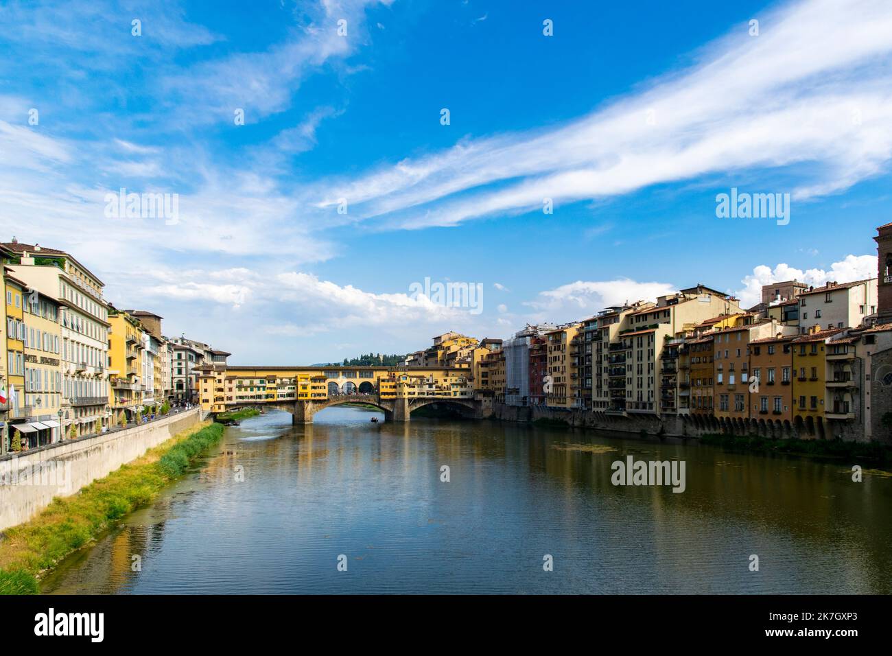 Ponte Vecchio over the Arno river, seen from Santa Trinita bridge ...