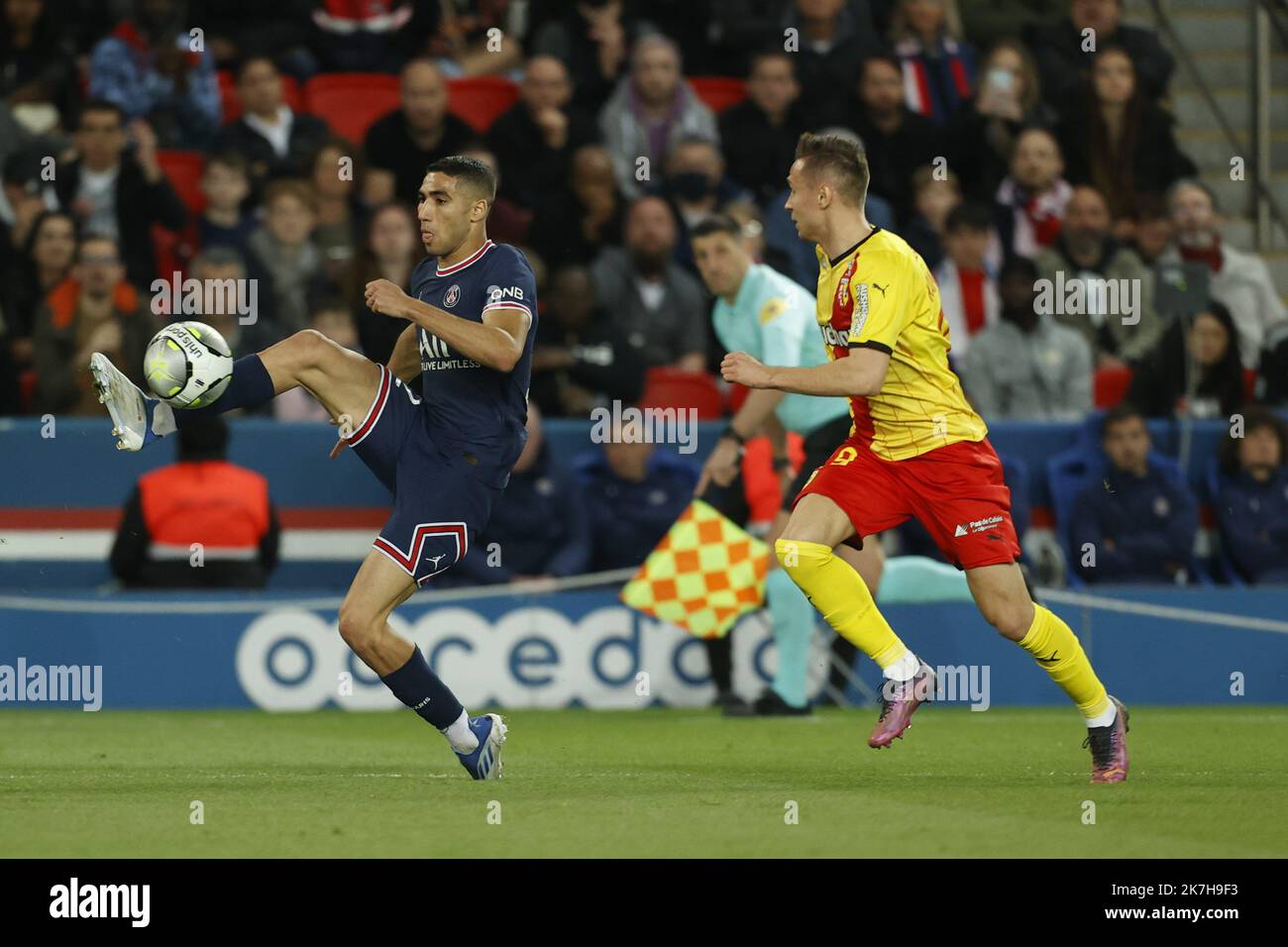 ©Sebastien Muylaert/MAXPPP - Paris 23/04/2022 Achraf Hakimi of Paris Saint-Germain controls the ...