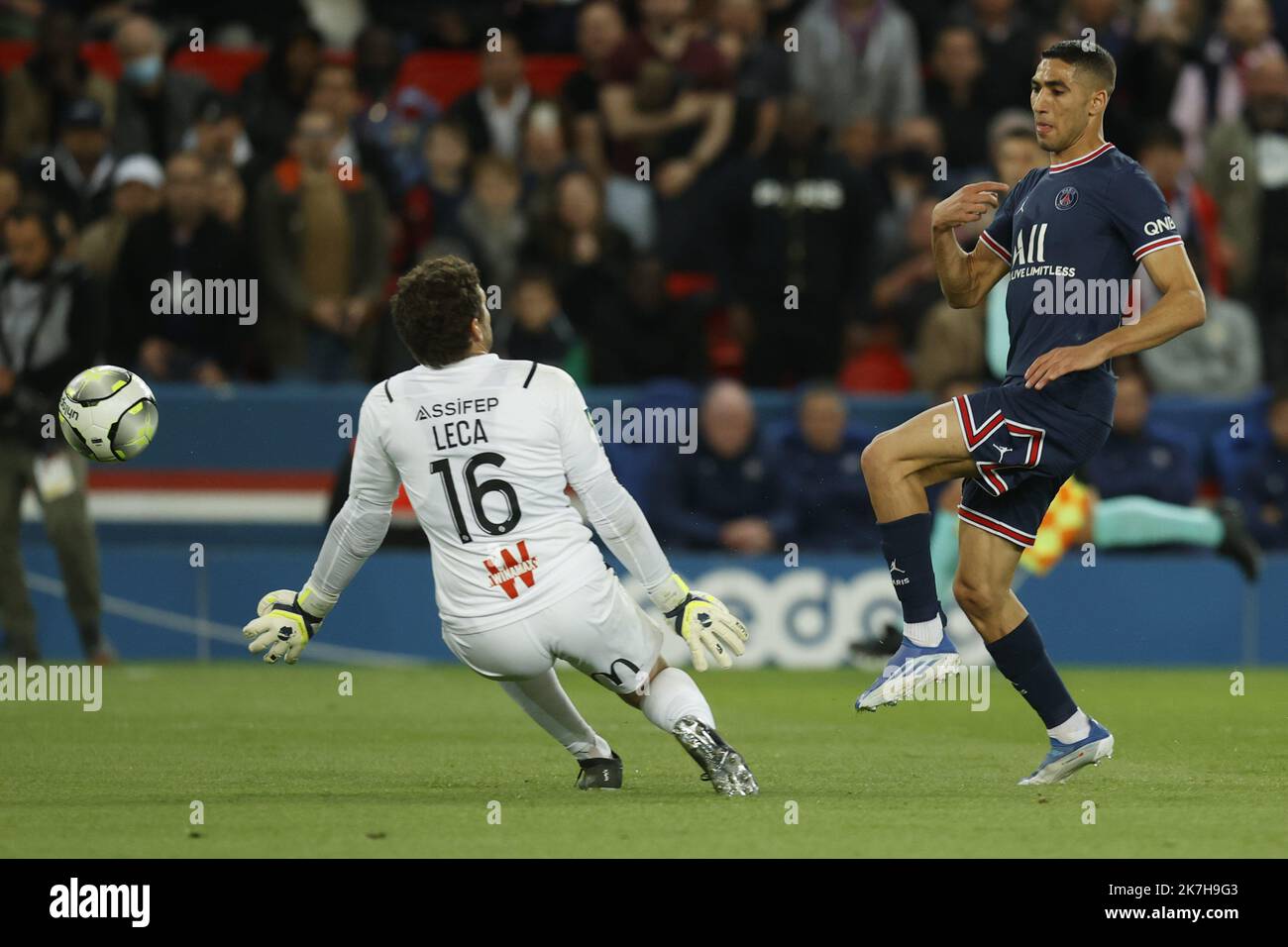 ©Sebastien Muylaert/MAXPPP - Paris 23/04/2022 Achraf Hakimi of Paris Saint-Germain shoot a ...