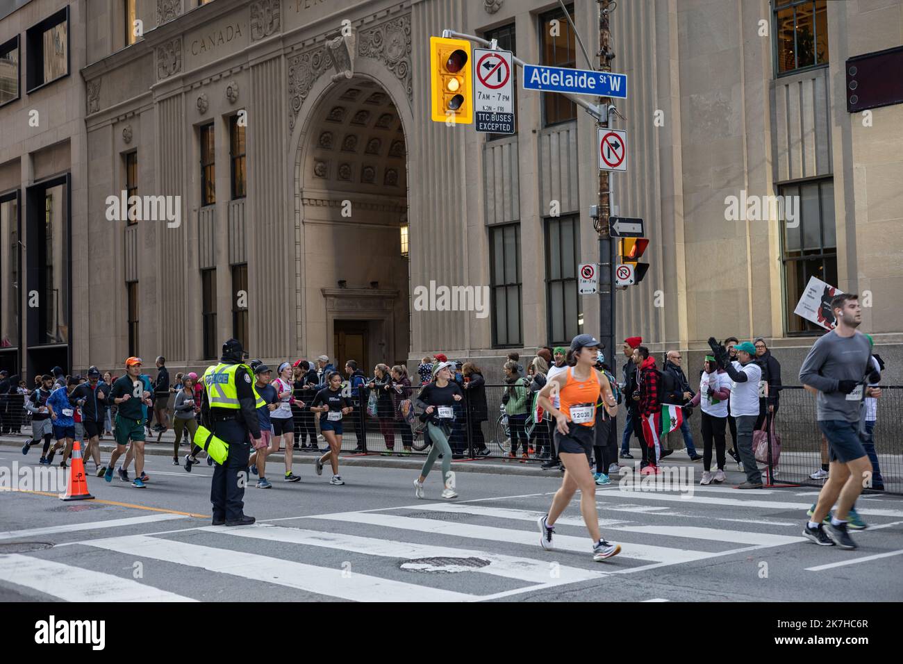 Toronto waterfront marathon 2022 hi-res stock photography and images ...