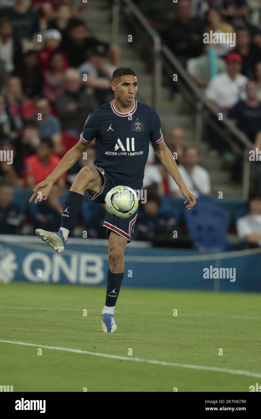 ©Sebastien Muylaert/MAXPPP - Paris 21/05/2022 Achraf Hakimi of Paris Saint-Germain controls the ...