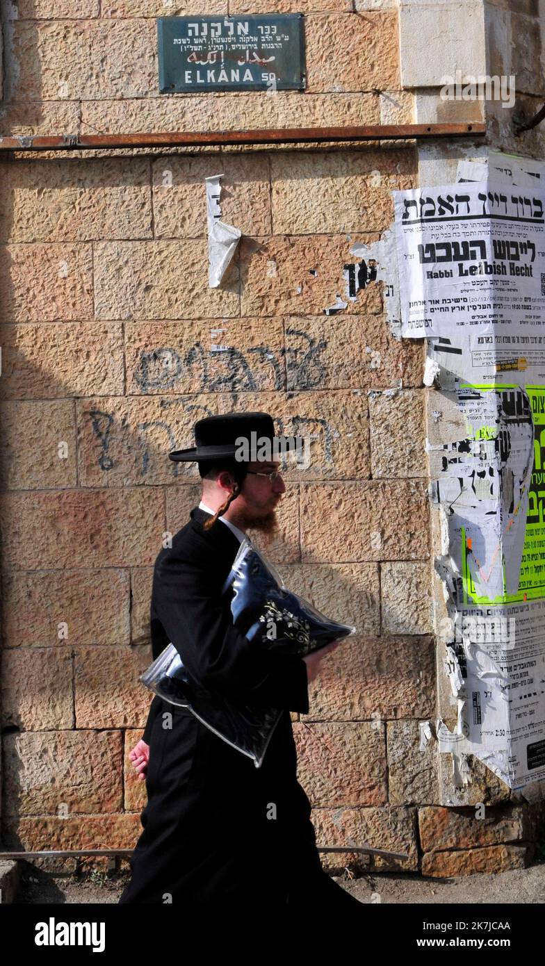 Mea She'arim neighborhood in Jerusalem, Israel Stock Photo - Alamy