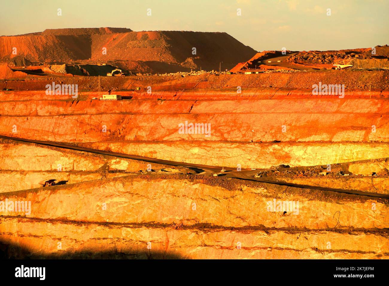 Evening sunlight on the Super Pit Gold Mine, Kalgoorlie, Western ...