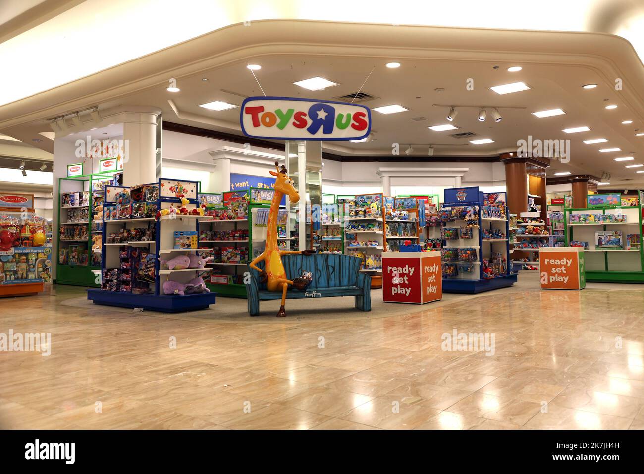 Take Look Inside Toys R Us