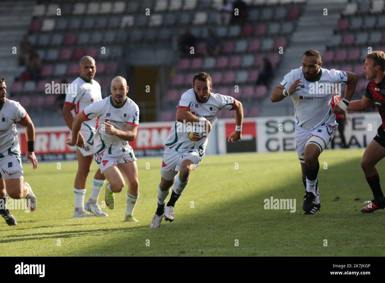 Demi douverture hi-res stock photography and images - Alamy