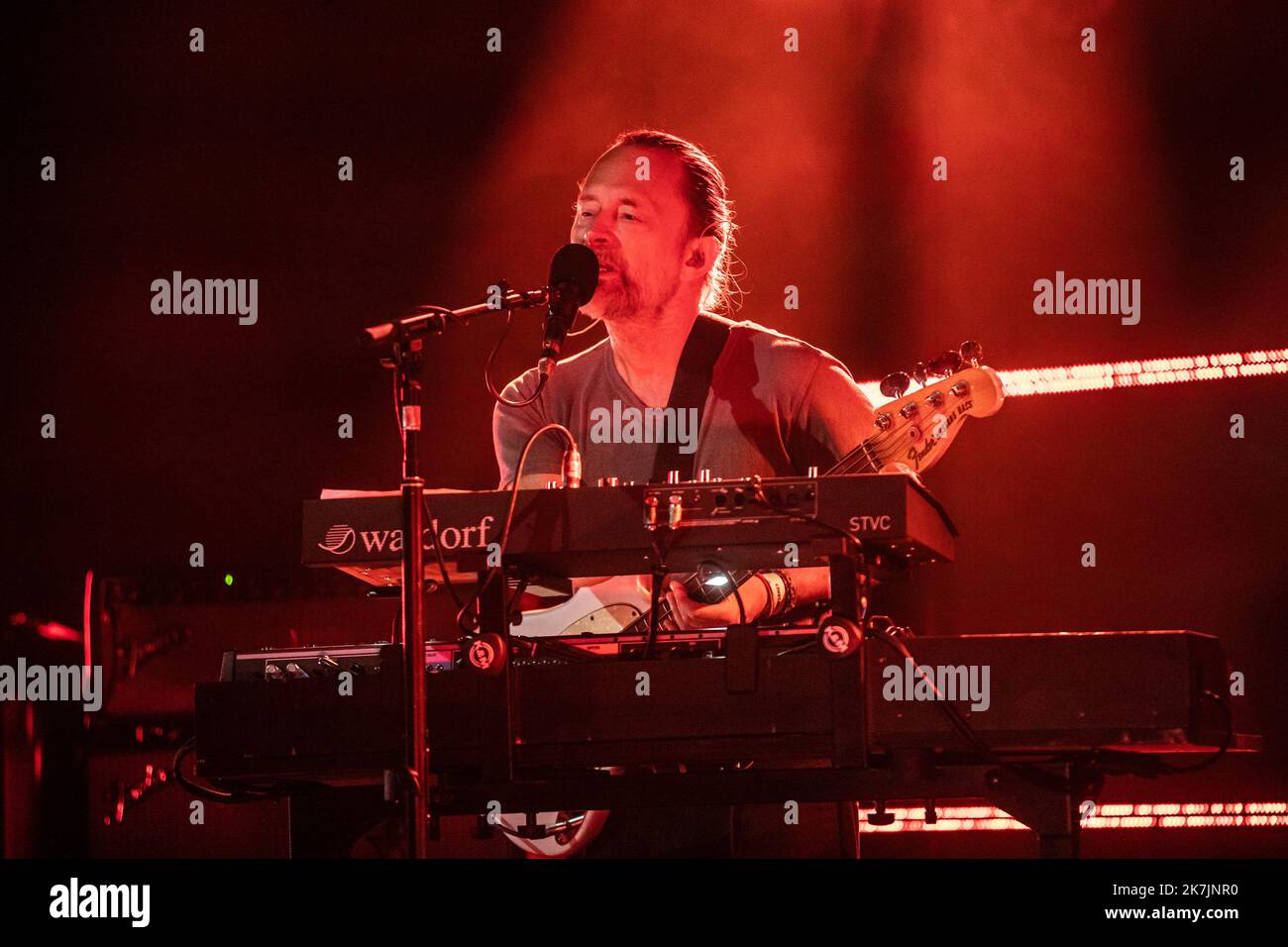 Chanteur avec microphone hi-res stock photography and images - Alamy