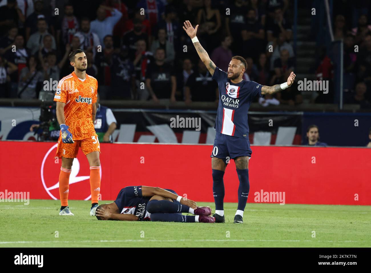 Action au sol hi-res stock photography and images - Alamy