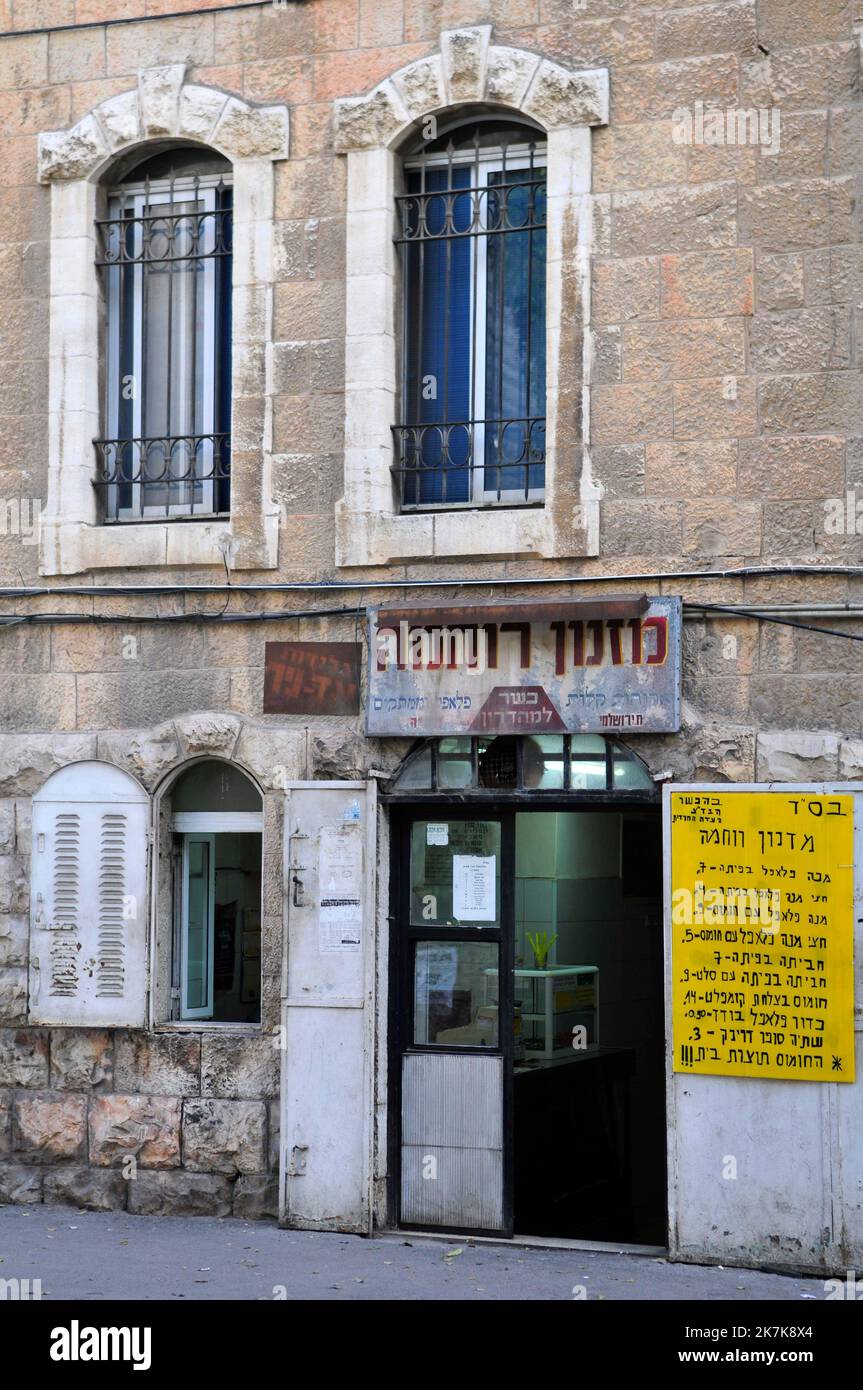 Miznon Ruhama on David Yellin street in Jerusalem Stock Photo - Alamy