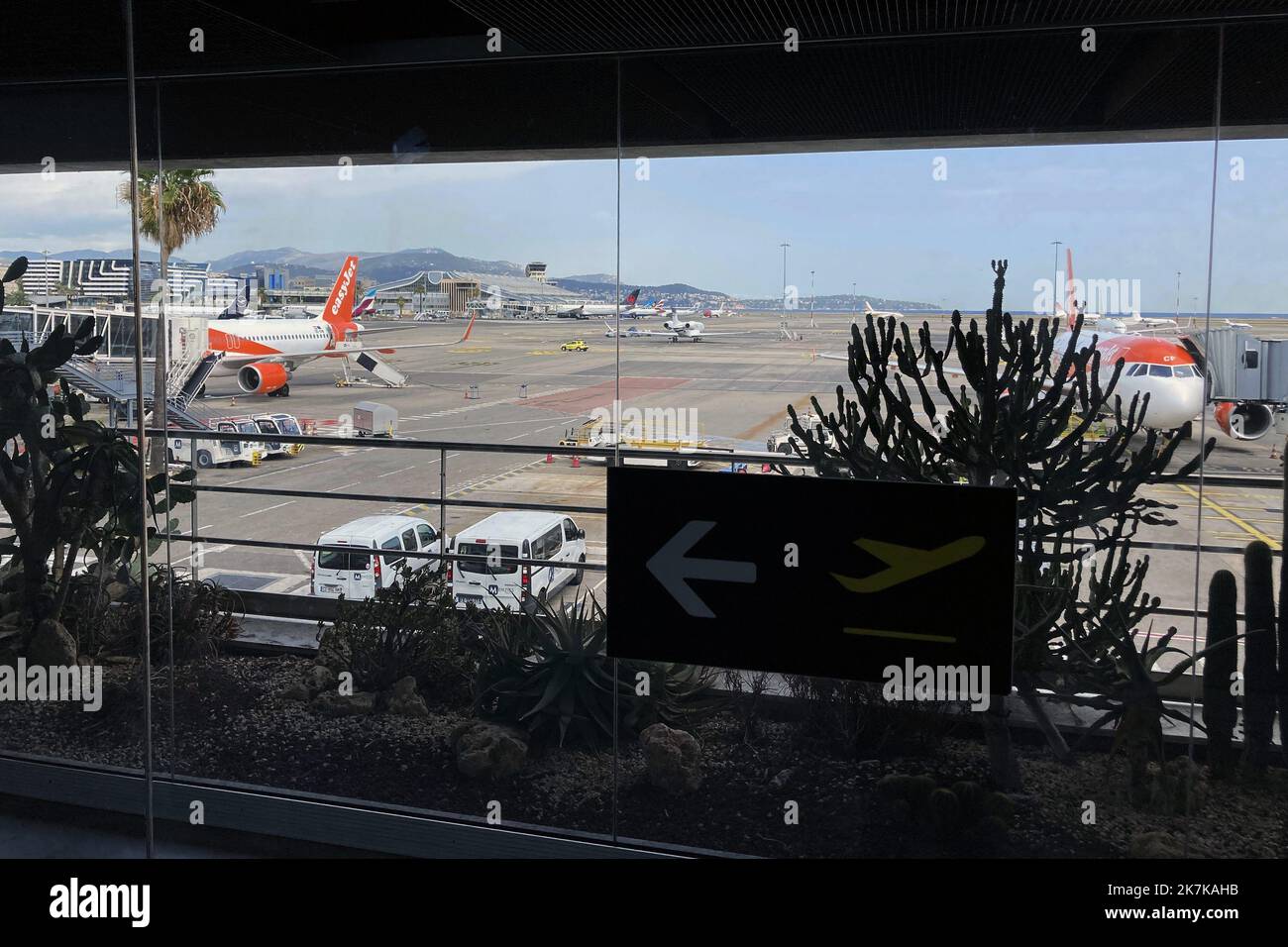 ©Francois Glories/MAXPPP - 09/09/2022 Passengers board an Easyjet ...