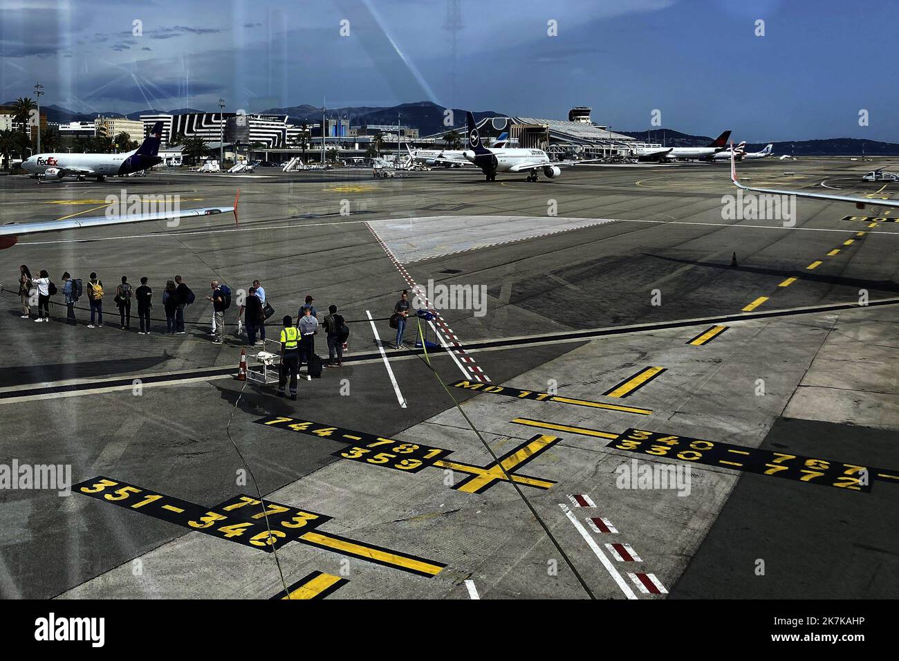 ©Francois Glories/MAXPPP - 09/09/2022 Passengers board an Easyjet ...