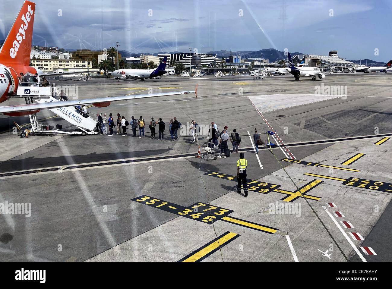 ©Francois Glories/MAXPPP - 09/09/2022 Passengers board an Easyjet ...