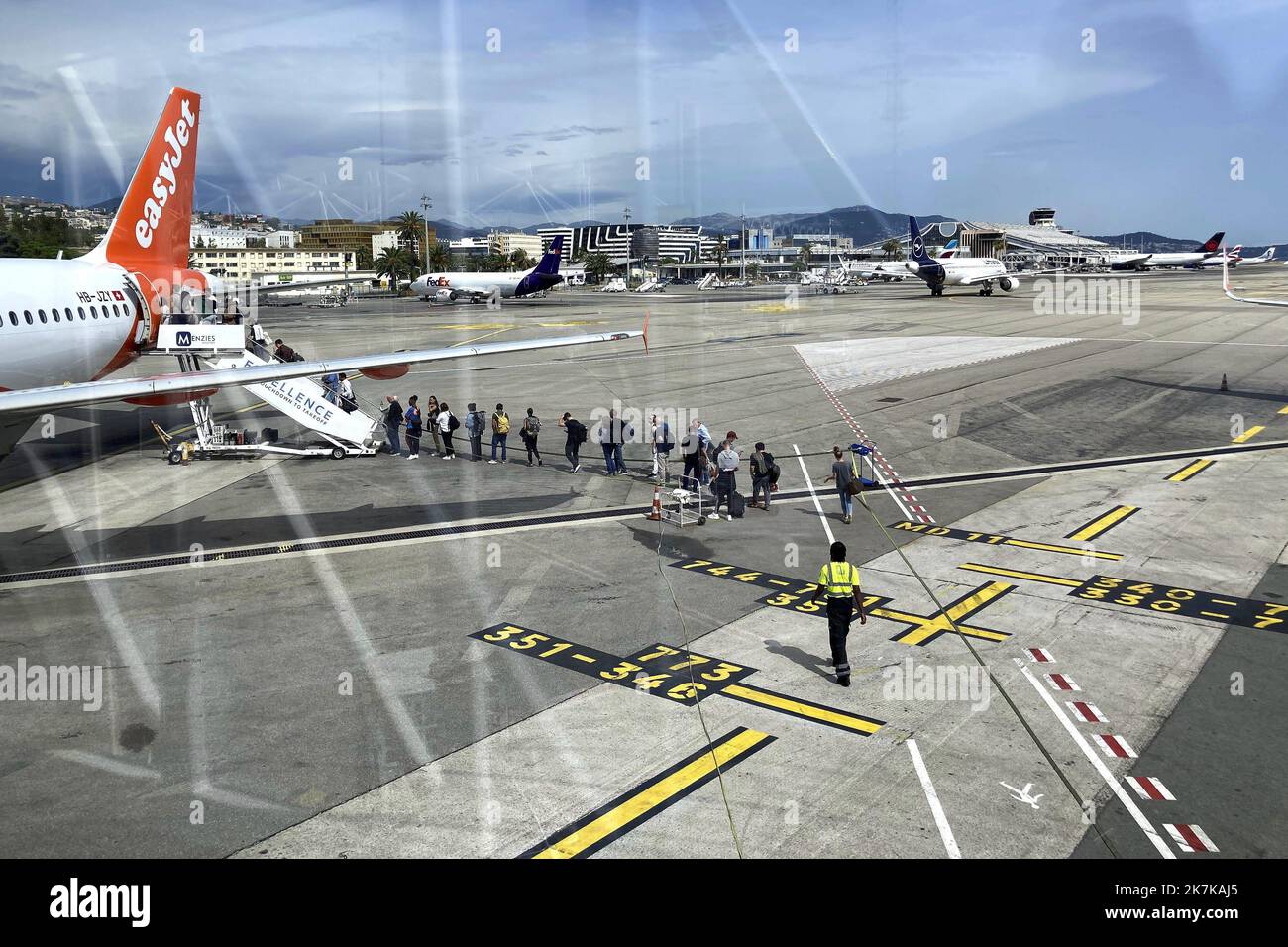©Francois Glories/MAXPPP - 09/09/2022 Passengers board an Easyjet ...