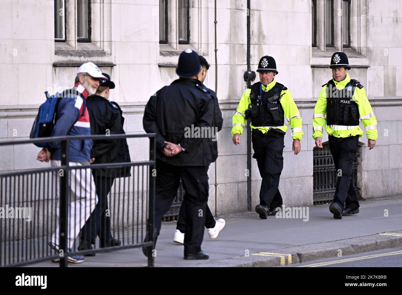 Bobbies de londres hi-res stock photography and images - Alamy