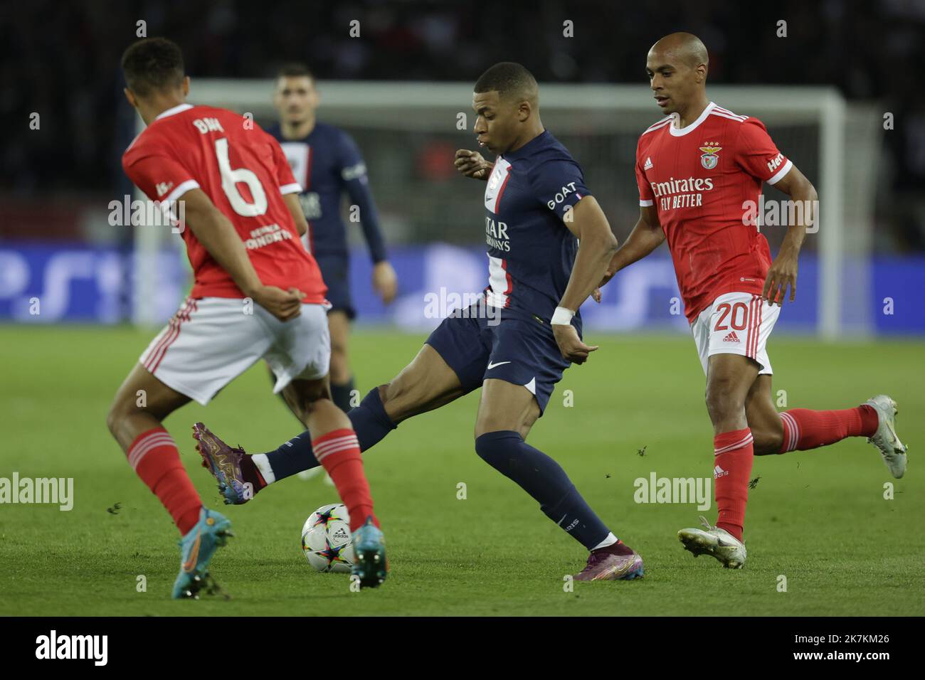 ©Sebastien Muylaert/MAXPPP - Paris 11/10/2022 Kylian Mbappé of Paris Saint-Germain fights for ...
