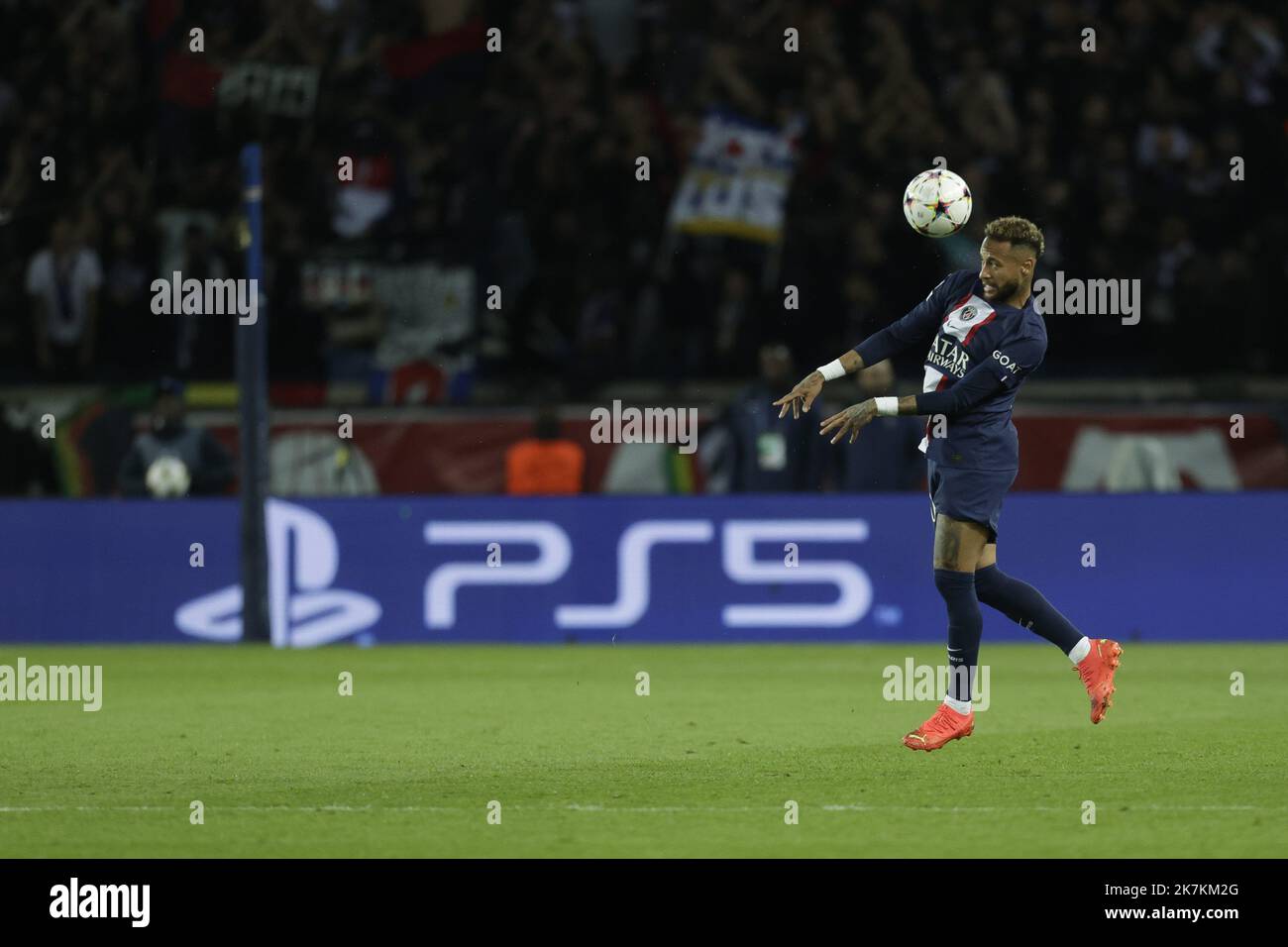 ©Sebastien Muylaert/MAXPPP - Paris 11/10/2022 Neymar Jr of Paris Saint-Germain controls the ball ...