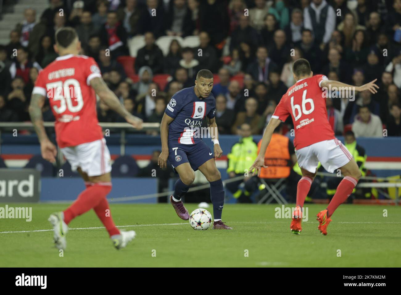 ©Sebastien Muylaert/MAXPPP - Paris 11/10/2022 Kylian Mbappé of Paris Saint-Germain run with the ...