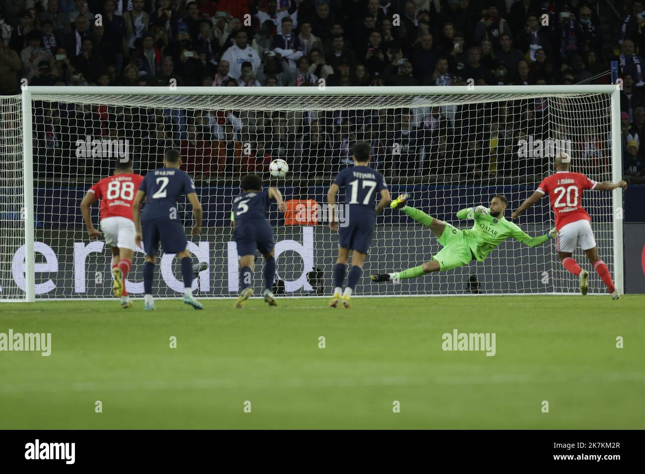 ©Sebastien Muylaert/MAXPPP - Paris 11/10/2022 João Mário of Benfica (L) attempts a free kick for ...