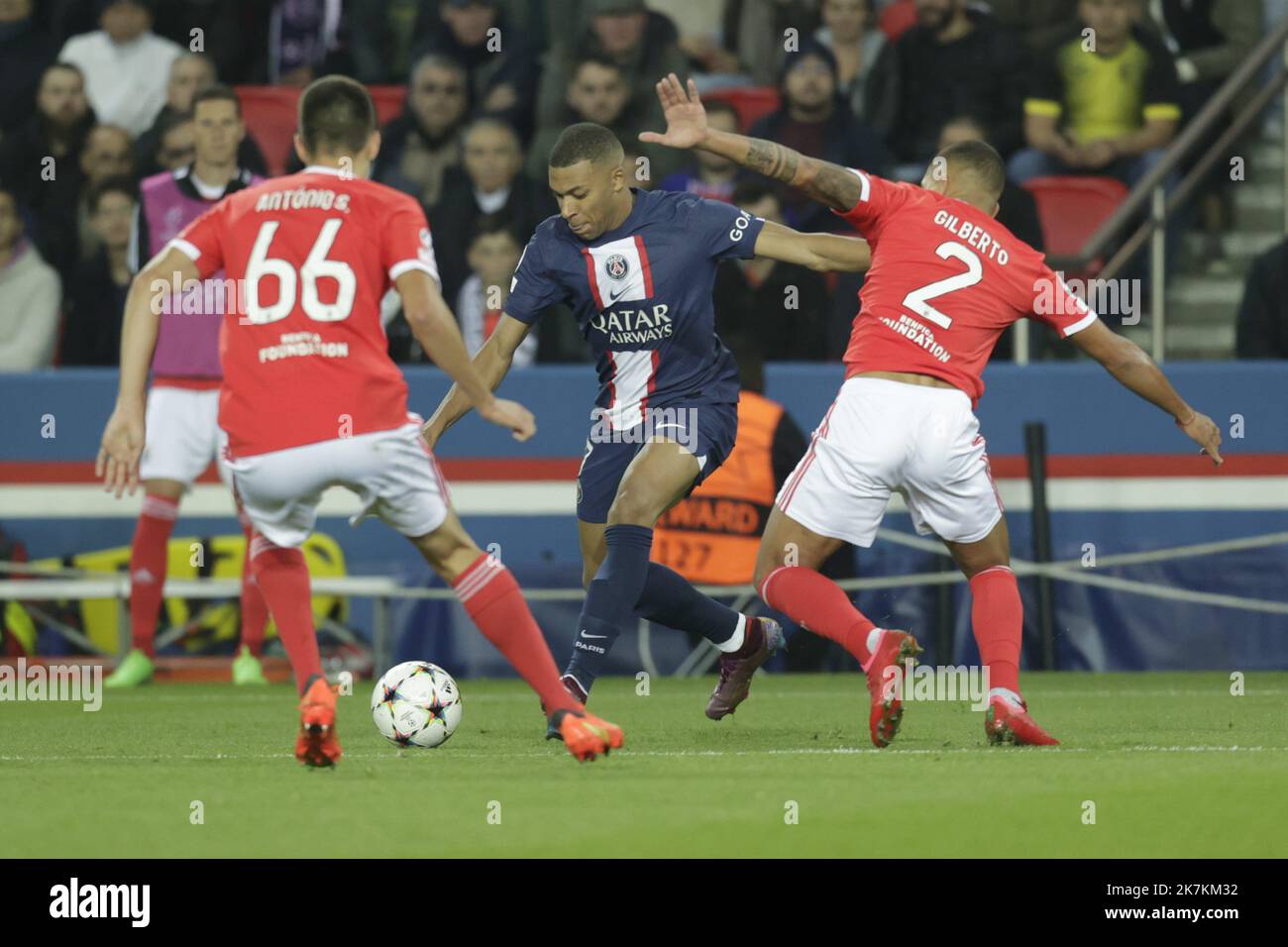 ©Sebastien Muylaert/MAXPPP - Paris 11/10/2022 Kylian Mbappé of Paris Saint-Germain fights for ...
