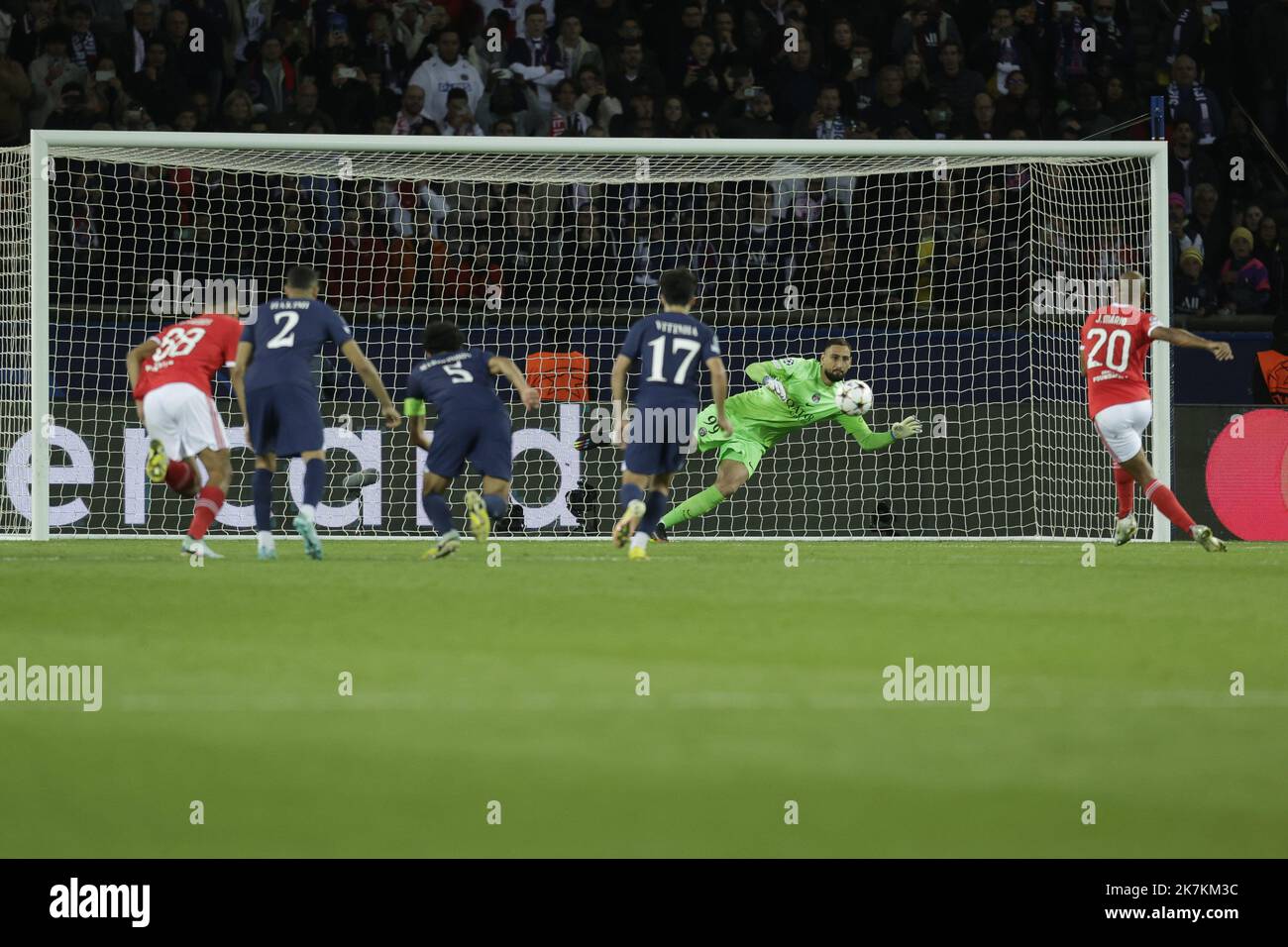 ©Sebastien Muylaert/MAXPPP - Paris 11/10/2022 João Mário of Benfica (L) attempts a free kick for ...