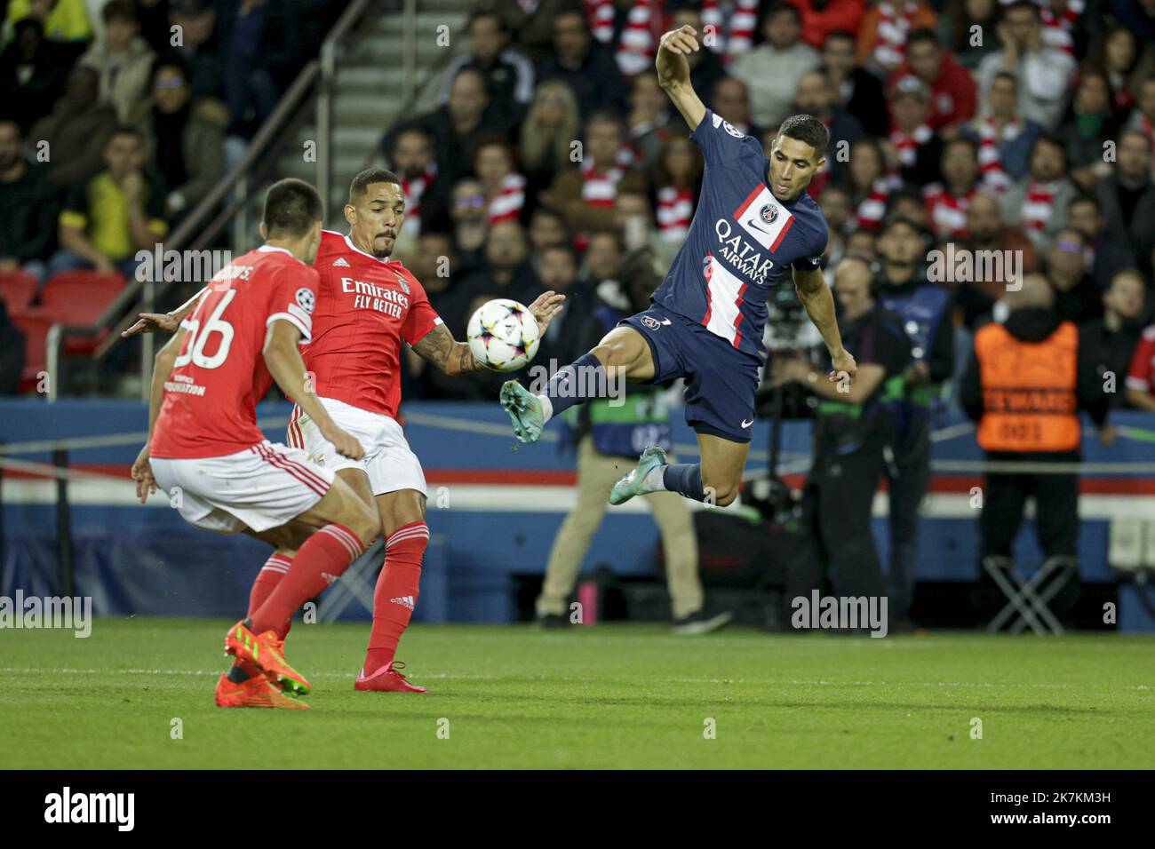 ©Sebastien Muylaert/MAXPPP - Paris 11/10/2022 Achraf Hakimi of Paris Saint-Germain controls the ...