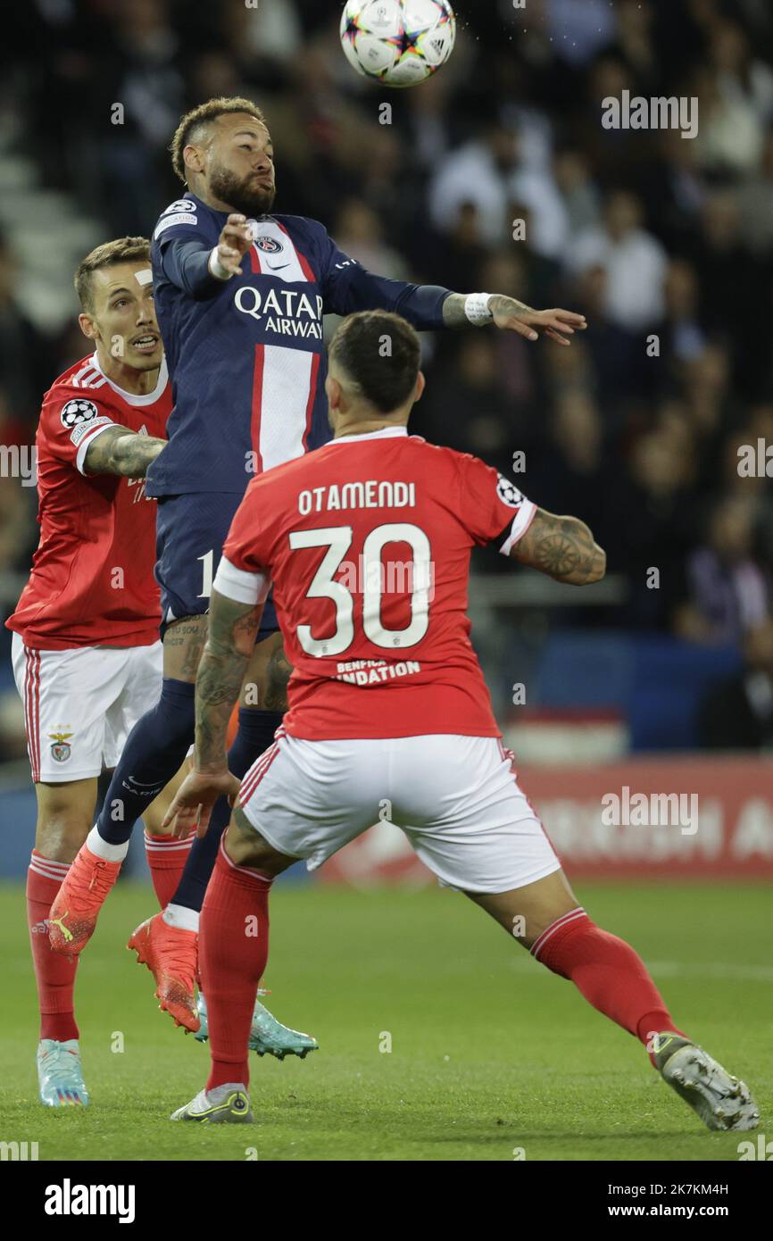 ©Sebastien Muylaert/MAXPPP - Paris 11/10/2022 Neymar Jr of Paris Saint-Germain fights for the ...