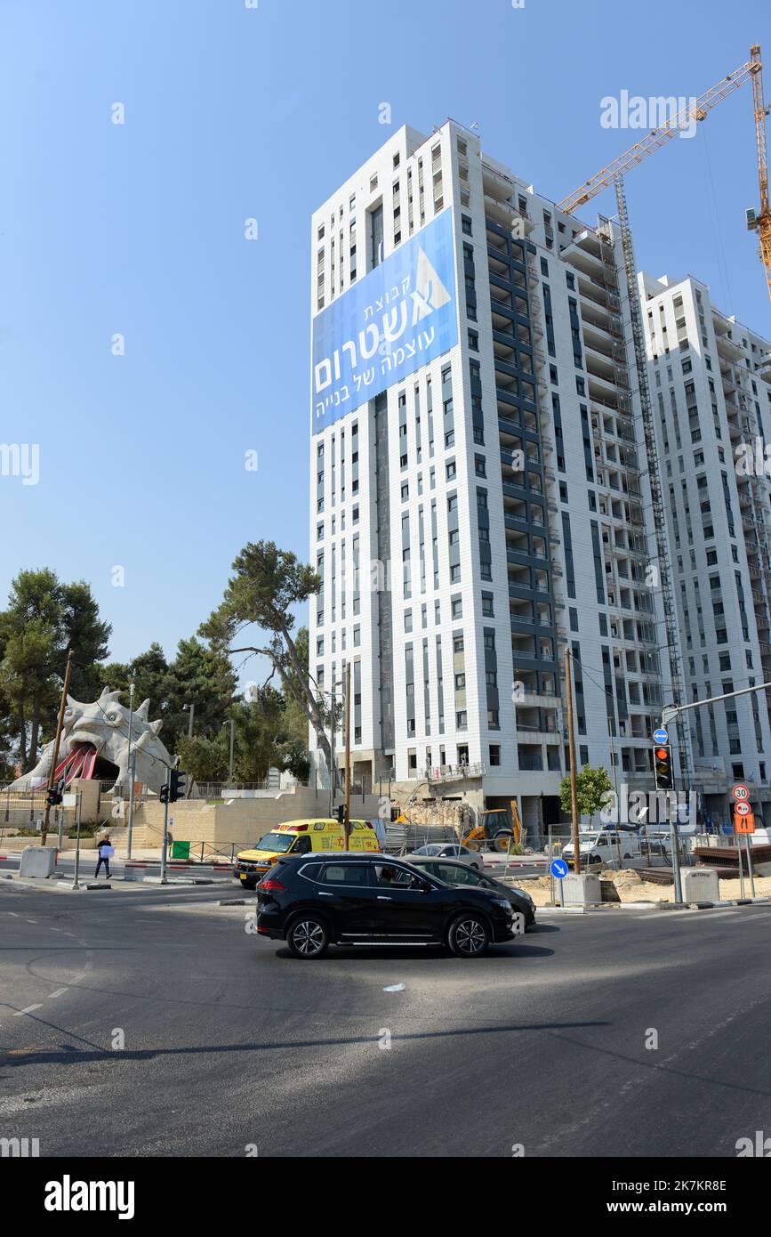 Construction of the new Sderot HaYovel Boulevard compound in Kiryat ...