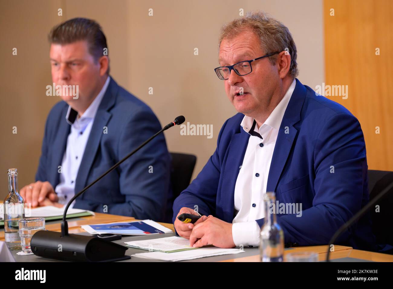 Hamburg, Germany. 16th Aug, 2022. Jens Kerstan (r, Bündnis 90/Die ...