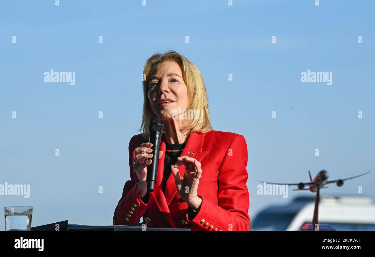 17 October 2022, Berlin, Schönefeld: U.S. Ambassador Amy Gutmann at the ...