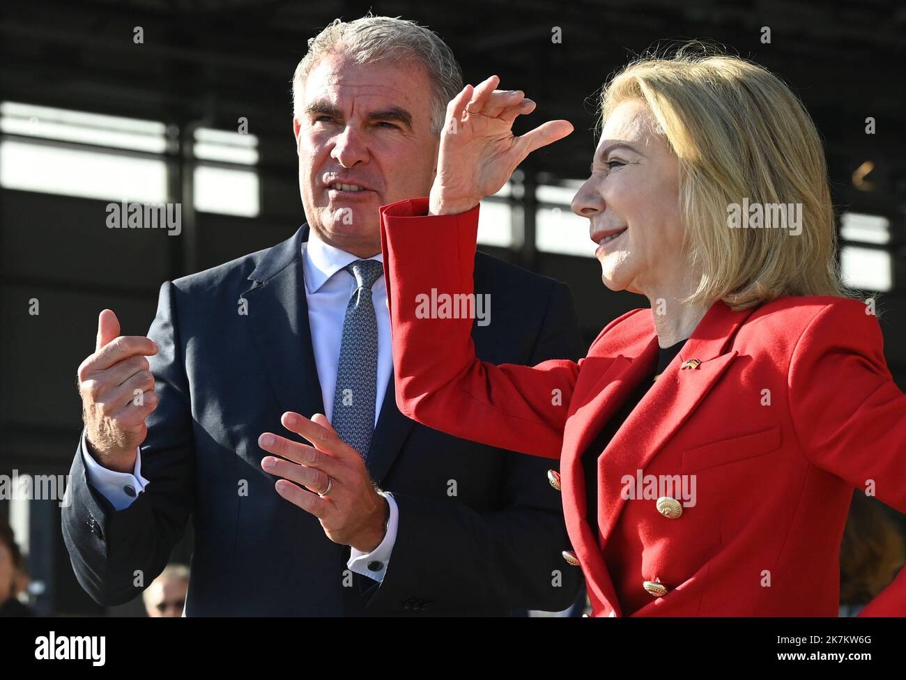 17 October 2022, Berlin, Schönefeld: U.S. Ambassador Amy Gutmann and ...