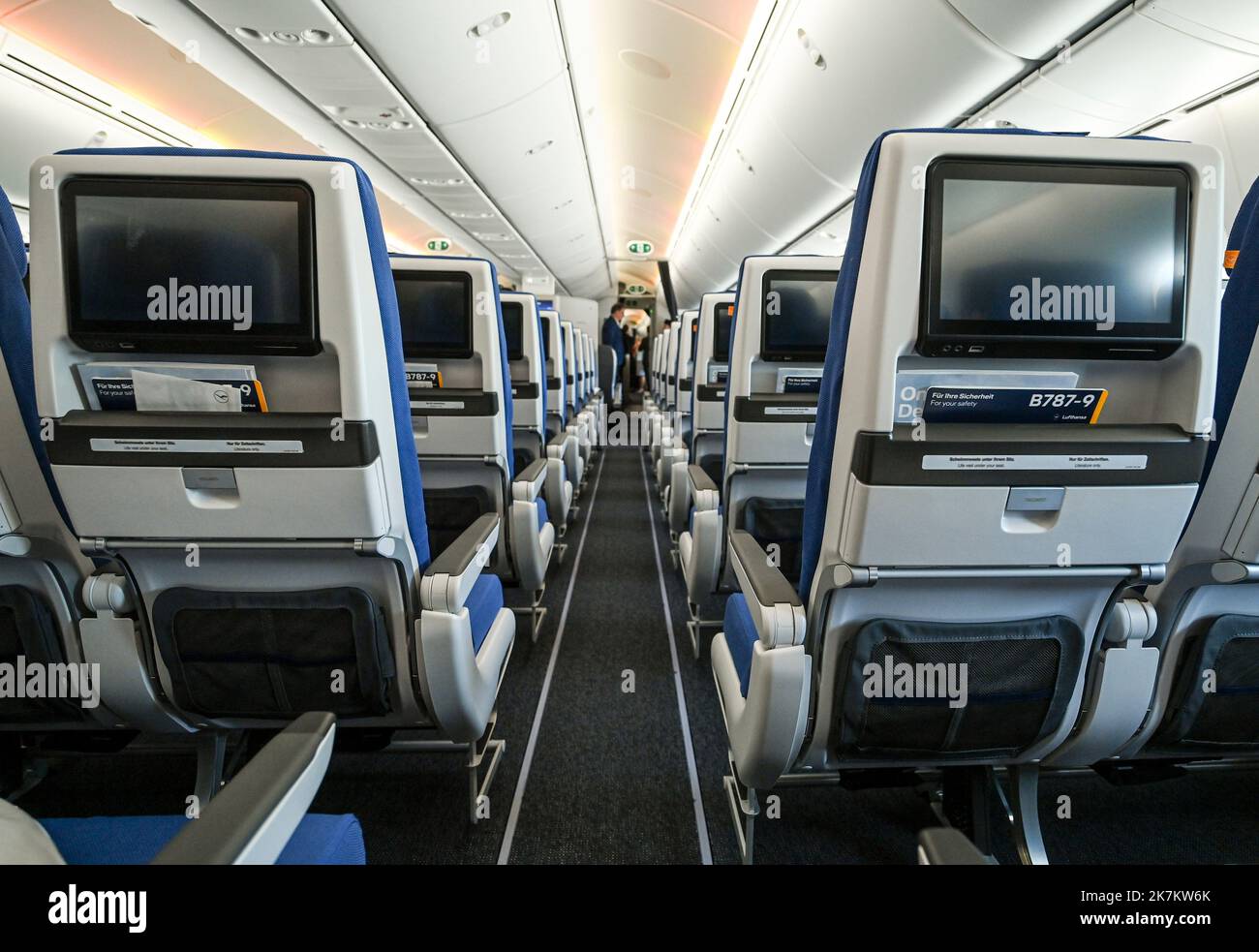 Boeing 787 9 dreamliner interior hi-res stock photography and images ...