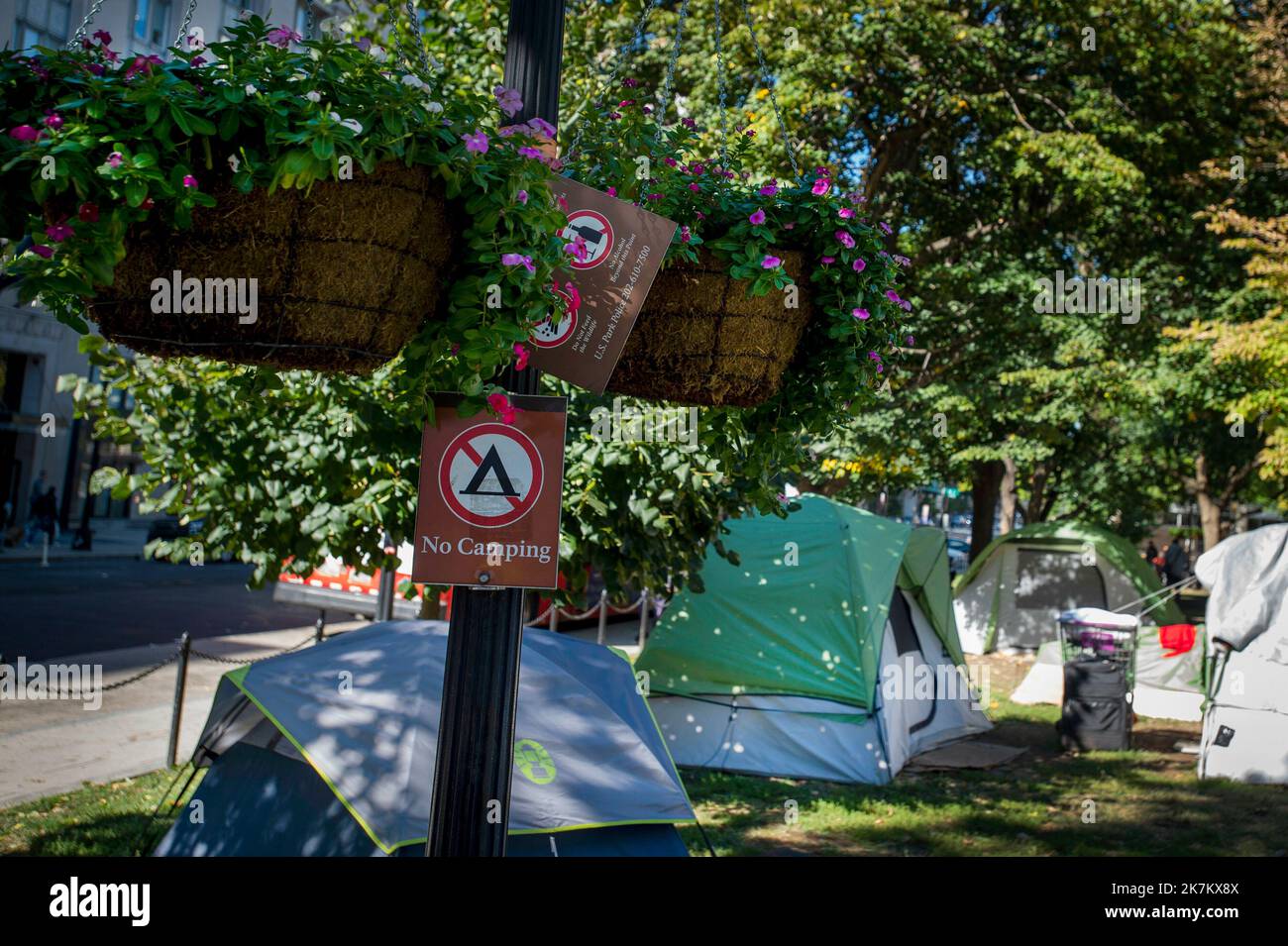 Homeless couple with sign hi-res stock photography and images - Alamy