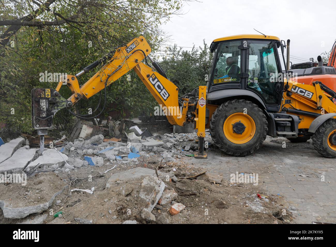Backhoe tractor demolition demolish hi-res stock photography and images ...
