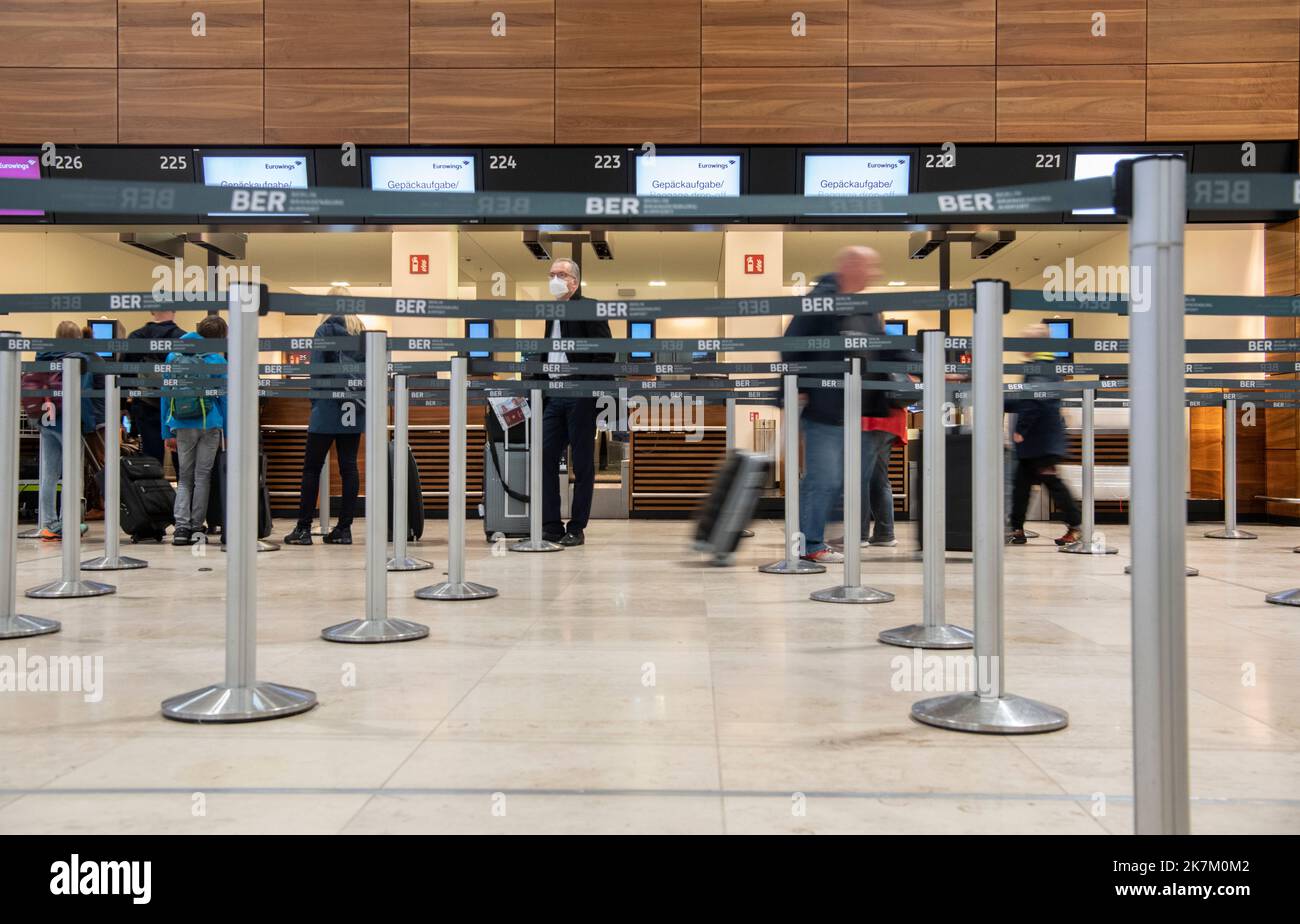 Eurowings check hi-res stock photography and images - Alamy