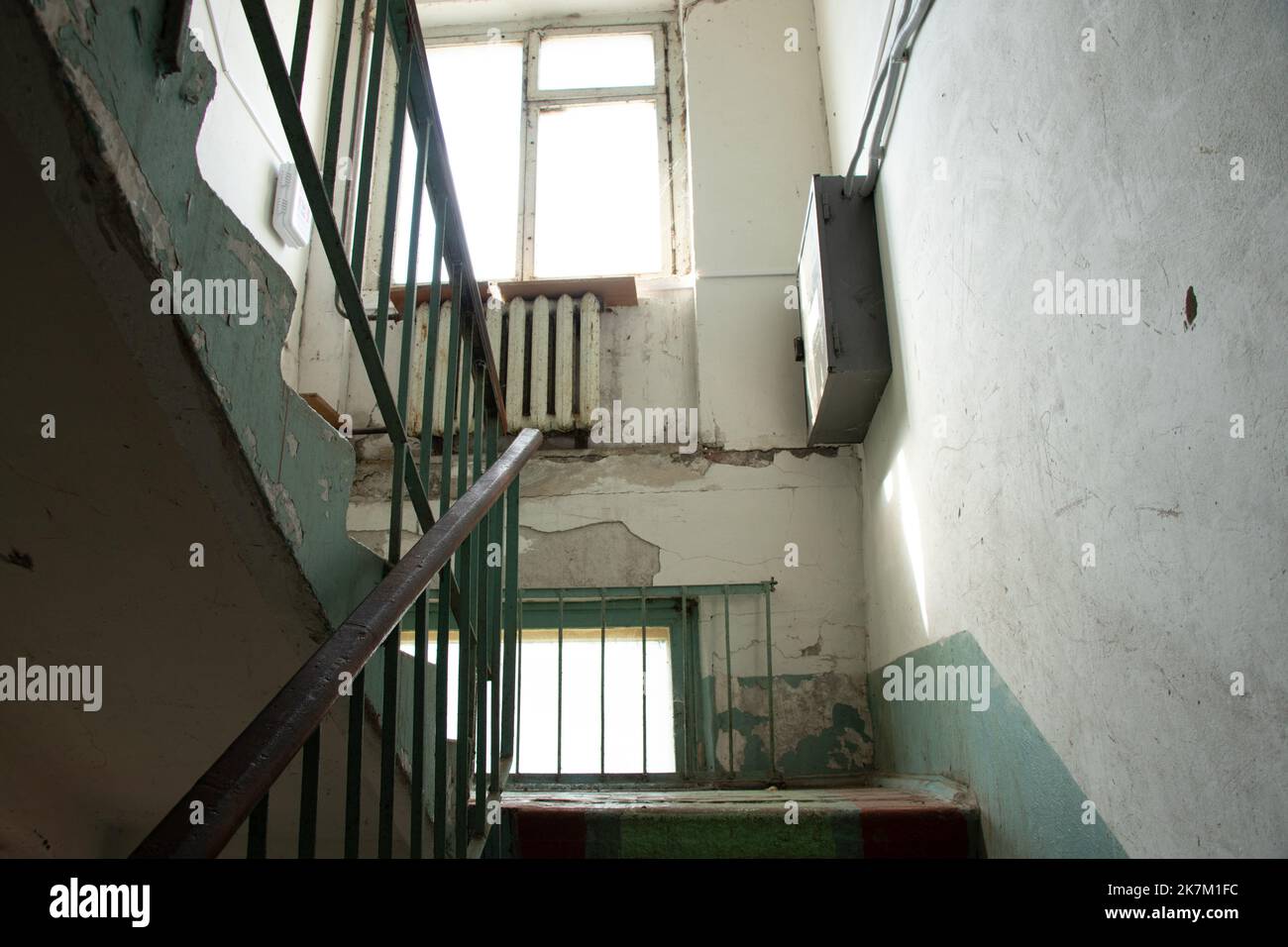 Dilapidated apartment building damaged hi-res stock photography and ...