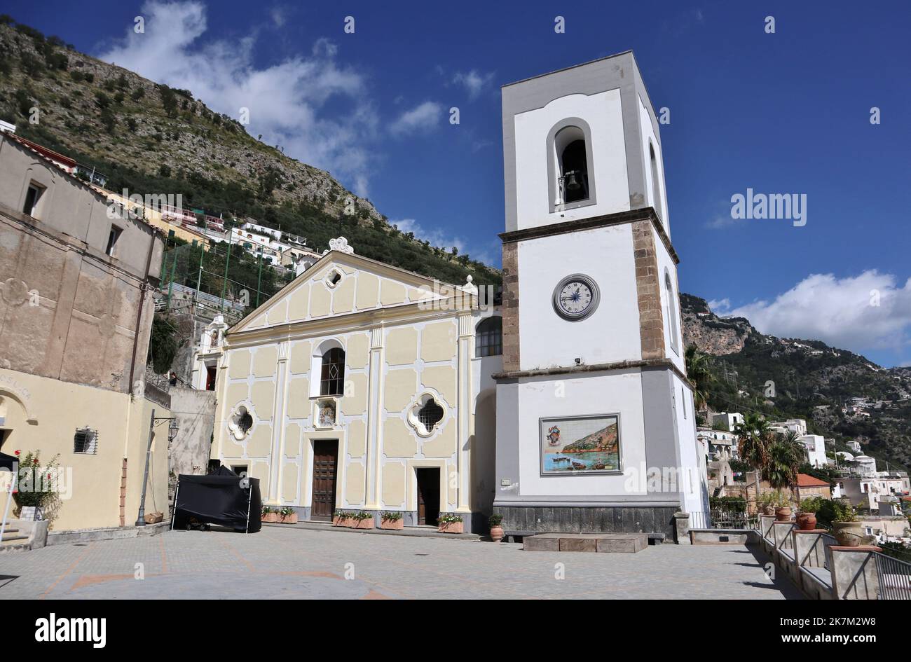 Praiano - Chiesa di San Luca Evangelista da Piazza San Luca Stock Photo ...