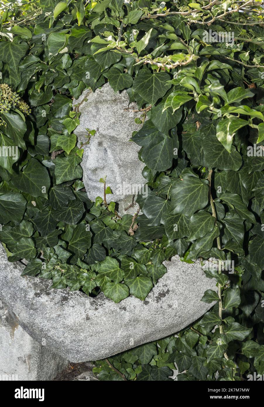 Sculpture of the man hiding Stock Photo - Alamy