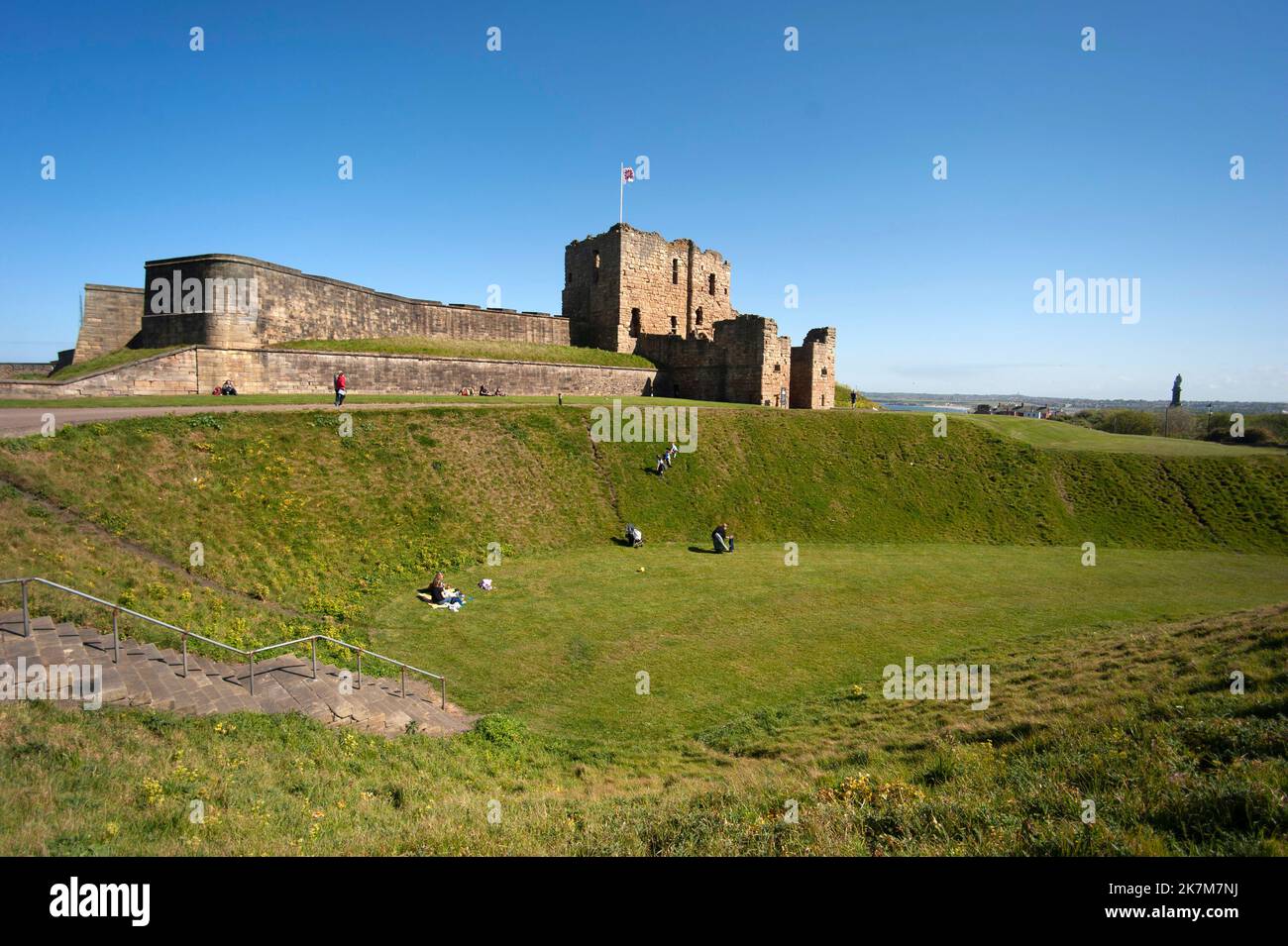 English heritage tynemouth castle and priory hi-res stock photography ...